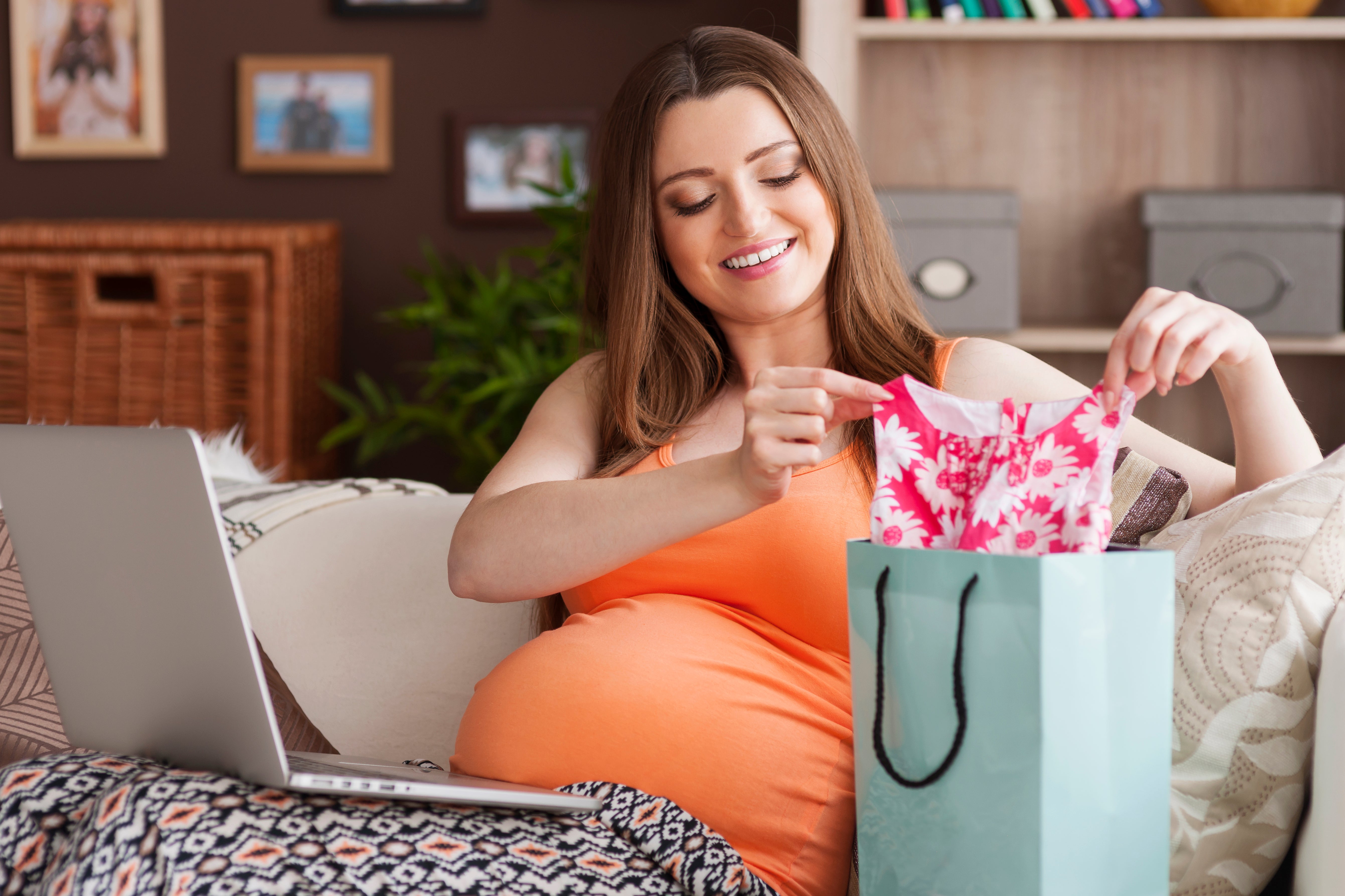 How to Choose the Perfect Hamper for Mom-to-Be? – Fluorescent Studios | Your Personal Gifting Genie